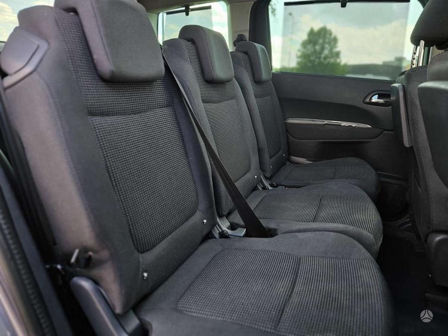 Grey Peugeot 5008 2015 in Rokiskis, with an engine capacity of 1.56 L and mileage of 209 thousand km for 5250 €, photo 14 on AUTOMOTO.COM.LV