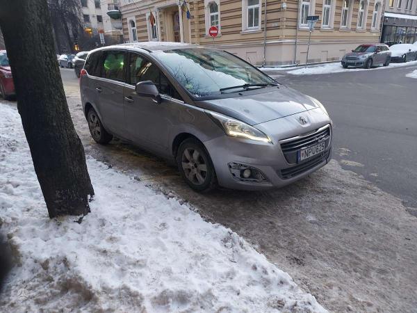 Grey Peugeot 5008 2016 in Vilnius, with an engine capacity of 1.56 L and mileage of 289 thousand km for 4600 €, photo 2 on AUTOMOTO.COM.LV