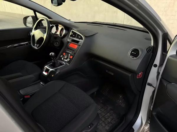 Grey Peugeot 5008 2016 in Riga, with an engine capacity of 2.00 L and mileage of 289 thousand km for 5500 €, photo 8 on AUTOMOTO.COM.LV
