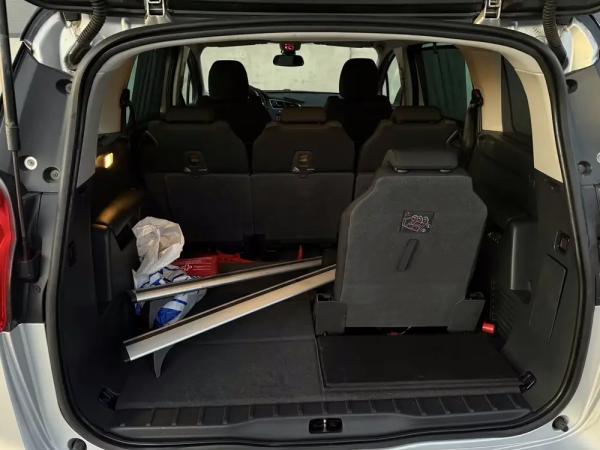 Grey Peugeot 5008 2016 in Riga, with an engine capacity of 2.00 L and mileage of 289 thousand km for 5500 €, photo 10 on AUTOMOTO.COM.LV