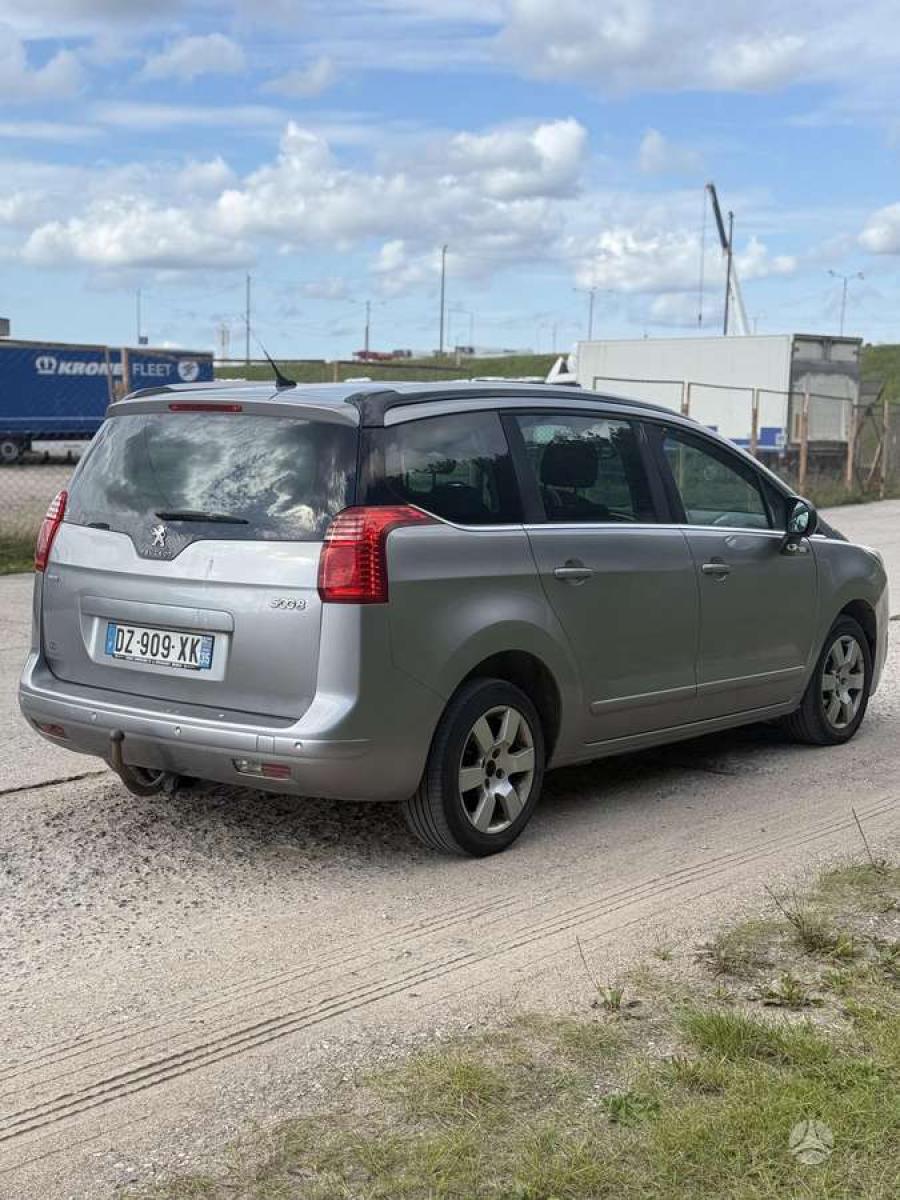 Pelēks Peugeot 5008 2016 Viļņa, ar dzinēja tilpumu 1.56 L un nobraukumu 215 tūkst. km par 5300 €, foto 5 vietnē AUTOMOTO.COM.LV