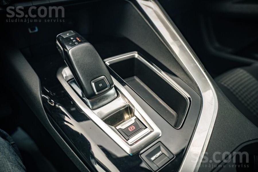 Grey Peugeot 5008 2018 in Riga, with an engine capacity of 1.50 L and mileage of 122 thousand km for 14990 €, photo 15 on AUTOMOTO.COM.LV