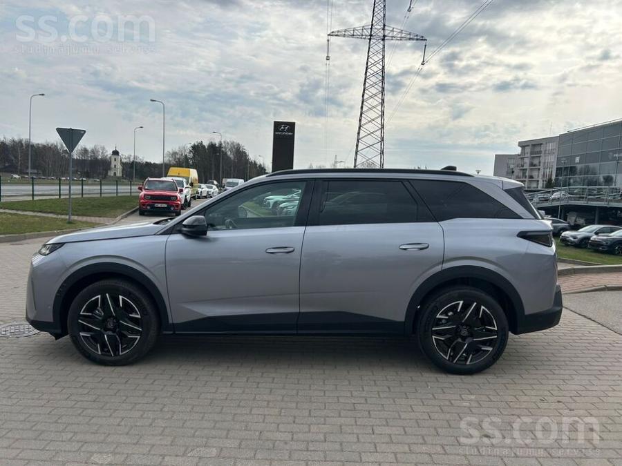 Grey Peugeot 5008 2025 in Riga, with an engine capacity of 1.20 L and mileage of 10 thousand km for 34800 €, photo 4 on AUTOMOTO.COM.LV