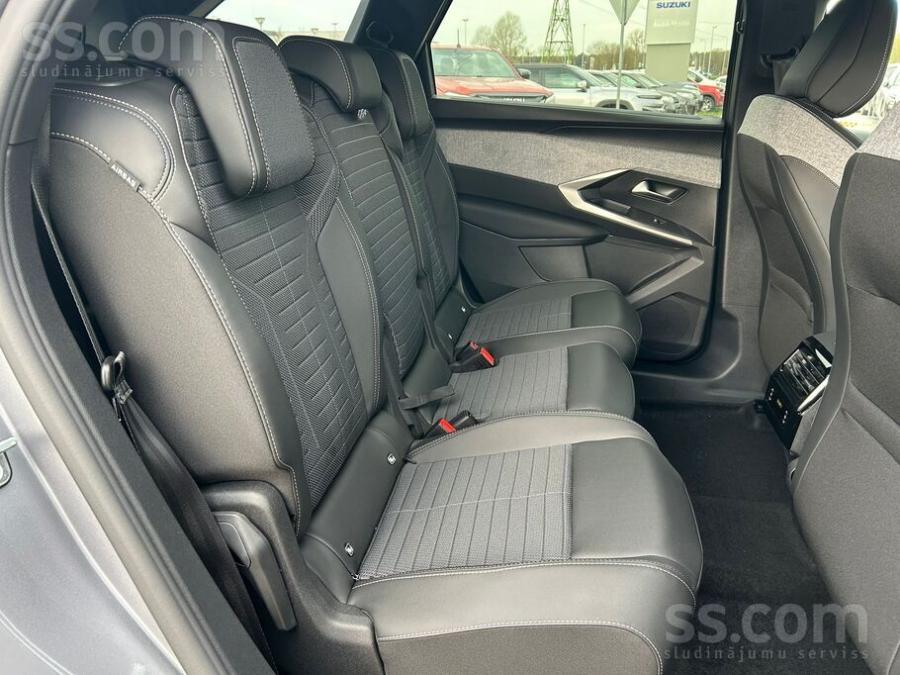 Grey Peugeot 5008 2025 in Riga, with an engine capacity of 1.20 L and mileage of 10 thousand km for 34800 €, photo 12 on AUTOMOTO.COM.LV