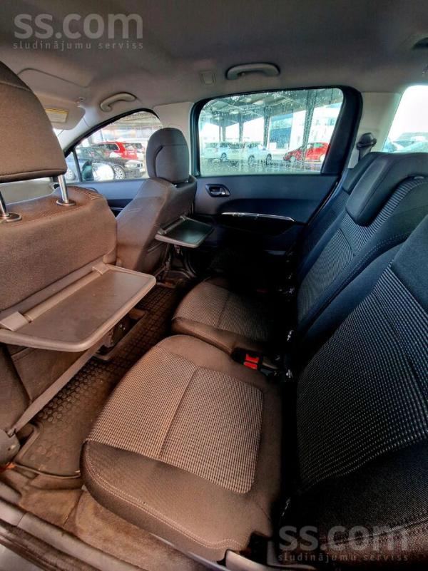 Grey Peugeot 5008 2009 in Riga, with an engine capacity of 1.60 L and mileage of 215 thousand km for 2990 €, photo 8 on AUTOMOTO.COM.LV