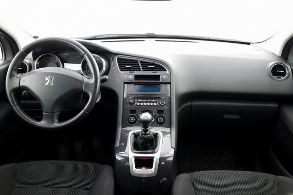 Grey Peugeot 5008 2013 in Tallinn, with an engine capacity of 1.60 L and mileage of 243 thousand km for 2499 €, photo 5 on AUTOMOTO.COM.LV