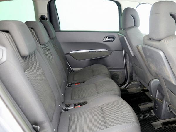 Grey Peugeot 5008 2014 in Tallinn, with an engine capacity of 1.60 L and mileage of 379 thousand km for 2399 €, photo 8 on AUTOMOTO.COM.LV