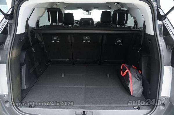 Grey Peugeot 5008 2017 in Tallinn, with an engine capacity of 1.60 L and mileage of 135 thousand km for 16990 €, photo 11 on AUTOMOTO.COM.LV
