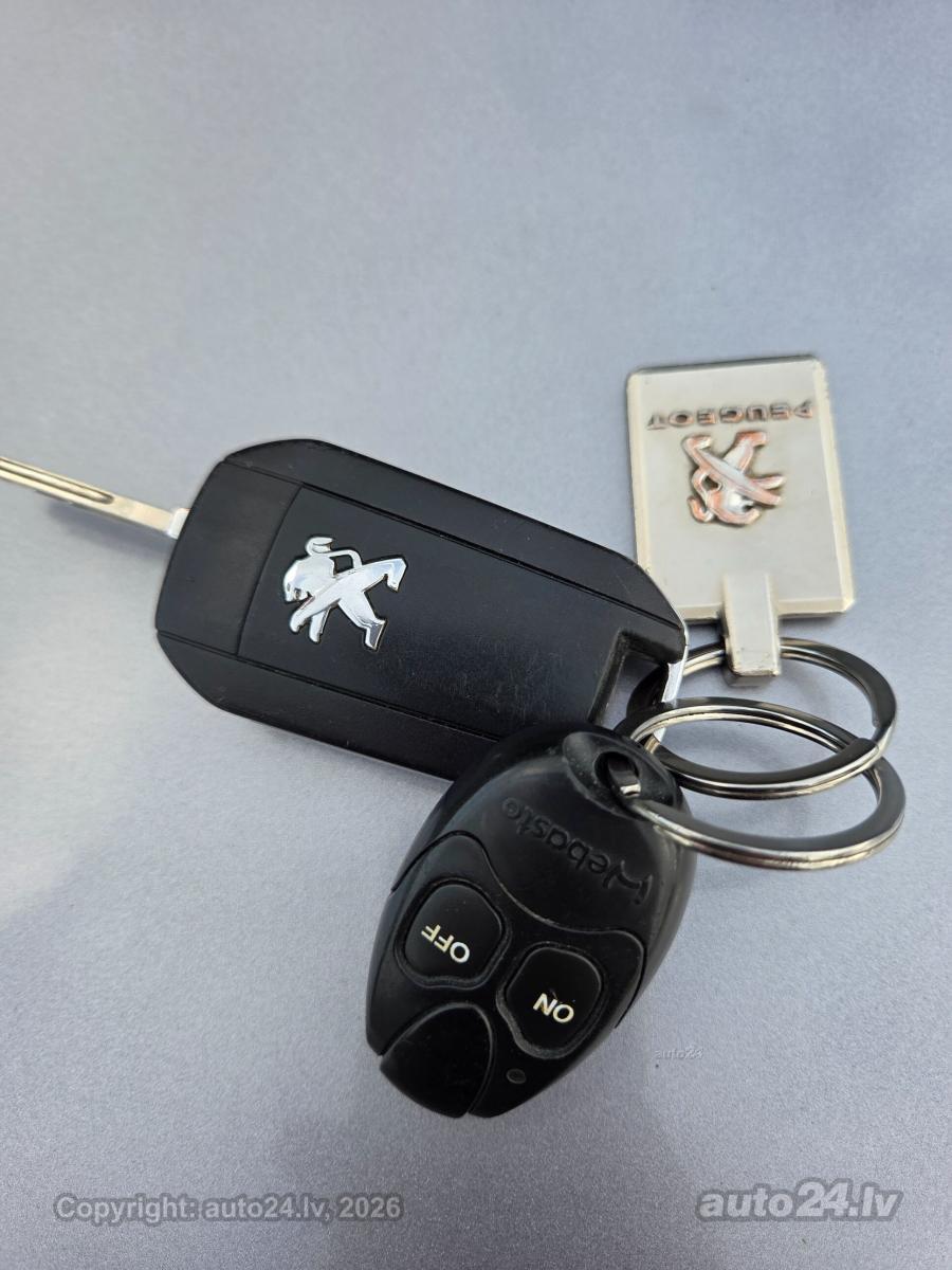 Grey Peugeot 5008 2017 in Tallinn, with an engine capacity of 1.60 L and mileage of 199 thousand km for 11900 €, photo 16 on AUTOMOTO.COM.LV