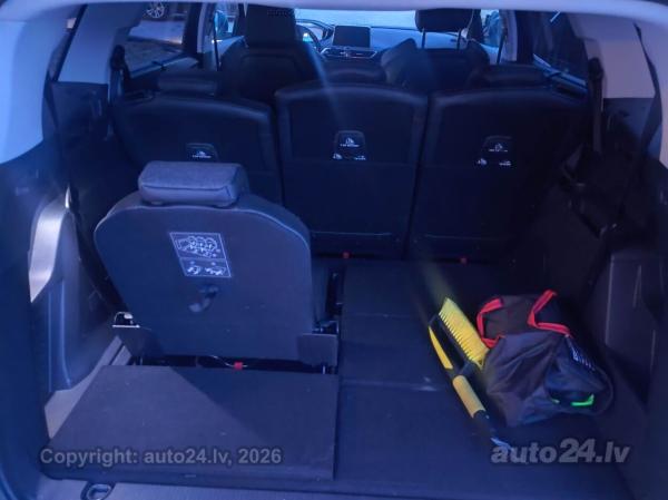 Grey Peugeot 5008 2018 in Tallinn, with an engine capacity of 1.20 L and mileage of 122 thousand km for 14999 €, photo 11 on AUTOMOTO.COM.LV