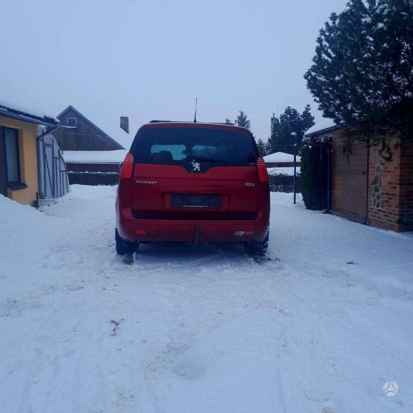 Red Peugeot 5008 2010 in Marijampole, with an engine capacity of 1.56 L and mileage of 250 thousand km for 2499 €, photo 7 on AUTOMOTO.COM.LV