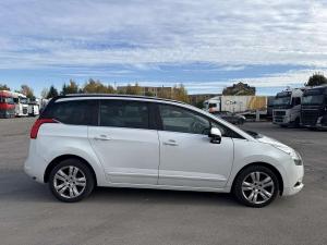 White Peugeot 5008 2011 in Siauliai, with an engine capacity of 1.56 L and mileage of 198 thousand km for 2950 €, photo 4 on AUTOMOTO.COM.LV