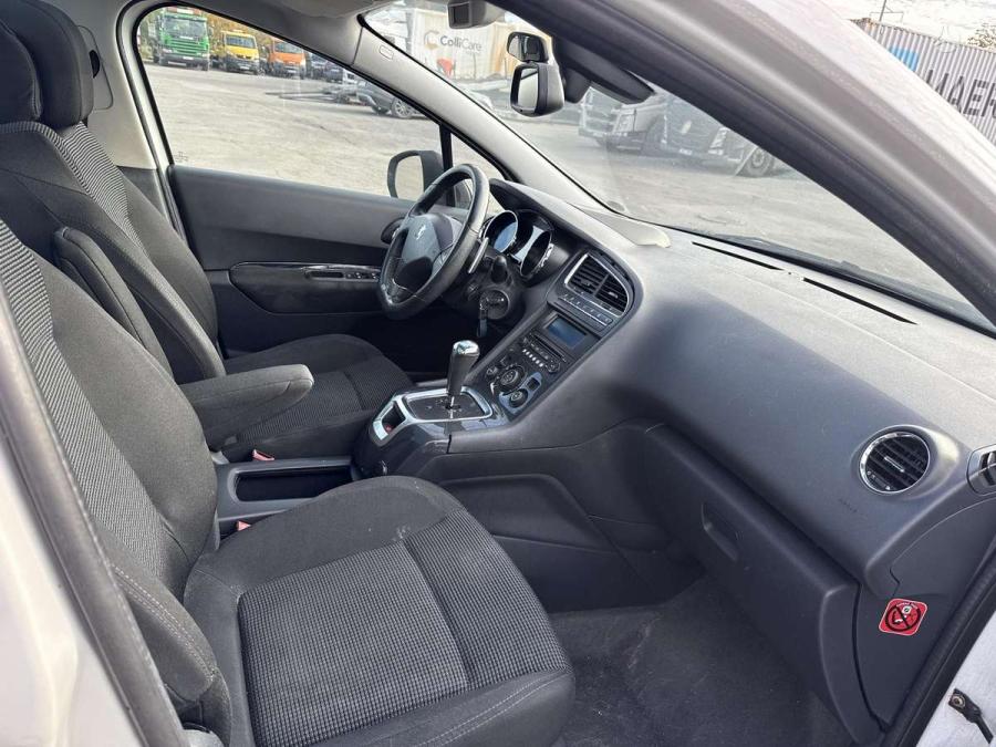 White Peugeot 5008 2011 in Siauliai, with an engine capacity of 1.56 L and mileage of 198 thousand km for 2950 €, photo 10 on AUTOMOTO.COM.LV