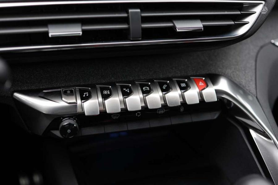 Balts Peugeot 5008 2017 Alīta, ar dzinēja tilpumu 1.20 L un nobraukumu 197 tūkst. km par 10900 €, foto 22 vietnē AUTOMOTO.COM.LV