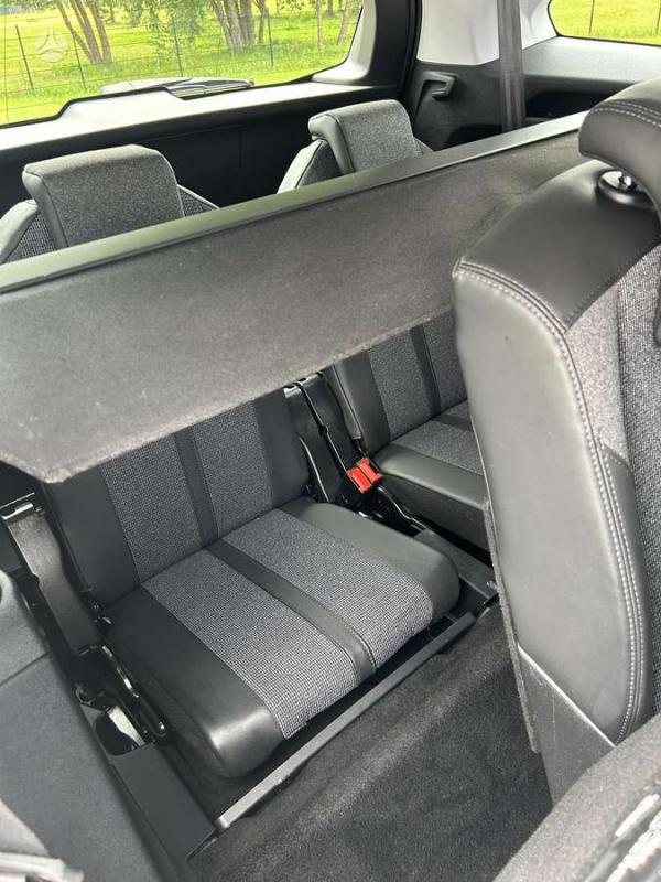 White Peugeot 5008 2017 in Taurage, with an engine capacity of 2.00 L and mileage of 185 thousand km for 12200 €, photo 9 on AUTOMOTO.COM.LV