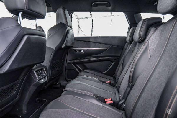 White Peugeot 5008 2017 in Kaunas, with an engine capacity of 1.60 L and mileage of 223 thousand km for 14500 €, photo 9 on AUTOMOTO.COM.LV