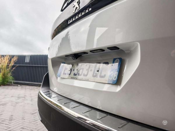 White Peugeot 5008 2017 in Taurage, with an engine capacity of 1.20 L and mileage of 112 thousand km for 8950 €, photo 7 on AUTOMOTO.COM.LV