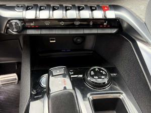 White Peugeot 5008 2018 in Kaunas, with an engine capacity of 2.00 L and mileage of 209 thousand km for 15500 €, photo 19 on AUTOMOTO.COM.LV