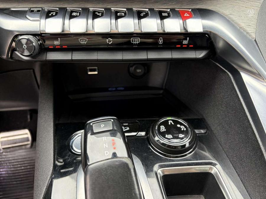 White Peugeot 5008 2018 in Kaunas, with an engine capacity of 2.00 L and mileage of 209 thousand km for 15500 €, photo 19 on AUTOMOTO.COM.LV