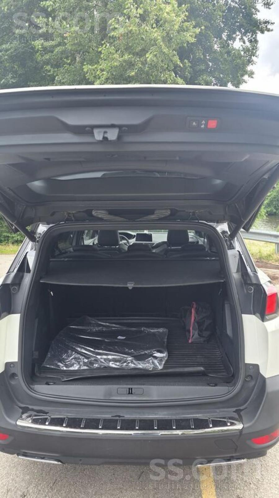 White Peugeot 5008 2018 in Riga, with an engine capacity of 1.50 L and mileage of 112 thousand km for 17950 €, photo 9 on AUTOMOTO.COM.LV