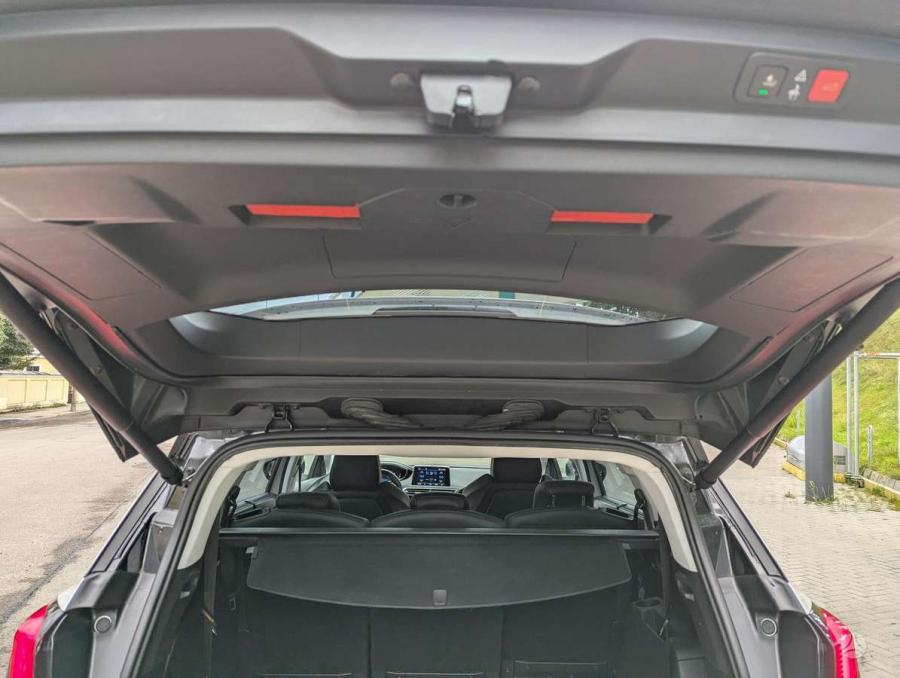 White Peugeot 5008 2018 in Vilnius, with an engine capacity of 2.00 L and mileage of 235 thousand km for 12400 €, photo 8 on AUTOMOTO.COM.LV