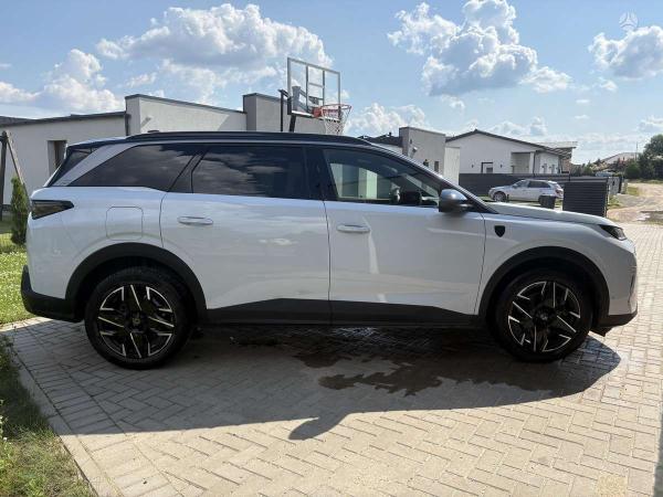 Balts Peugeot 5008 2025 Viļņa, ar dzinēja tilpumu 1.20 L un nobraukumu 20 tūkst. km par 33200 €, foto 4 vietnē AUTOMOTO.COM.LV