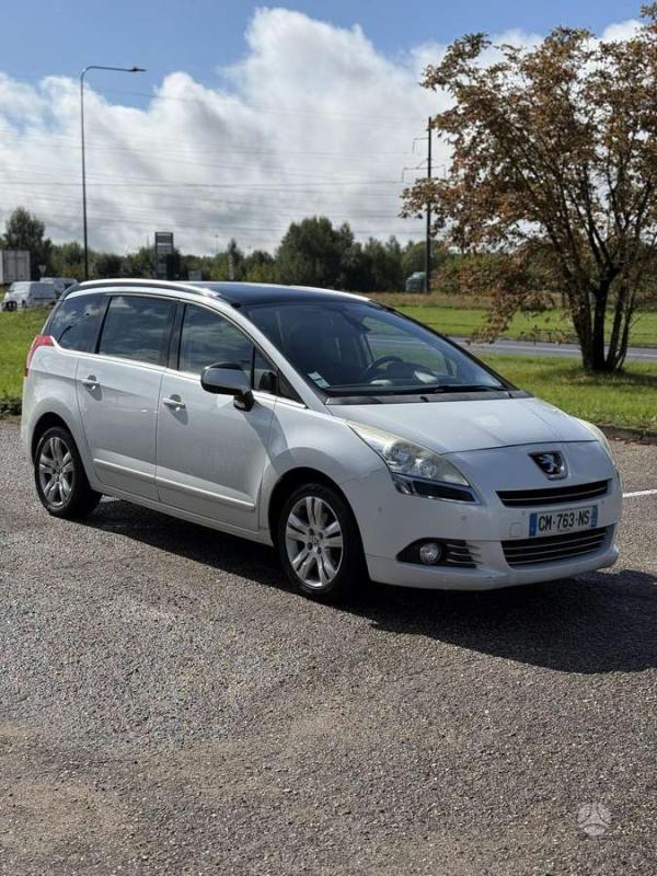 White Peugeot 5008 2012 in Vilnius, with an engine capacity of 1.56 L and mileage of 270 thousand km for 3700 €, photo 4 on AUTOMOTO.COM.LV