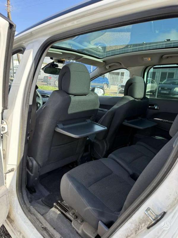 White Peugeot 5008 2012 in Vilnius, with an engine capacity of 1.56 L and mileage of 270 thousand km for 3700 €, photo 8 on AUTOMOTO.COM.LV