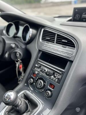 Balts Peugeot 5008 2014 Panevēža, ar dzinēja tilpumu 2.00 L un nobraukumu 324 tūkst. km par 4500 €, foto 16 vietnē AUTOMOTO.COM.LV