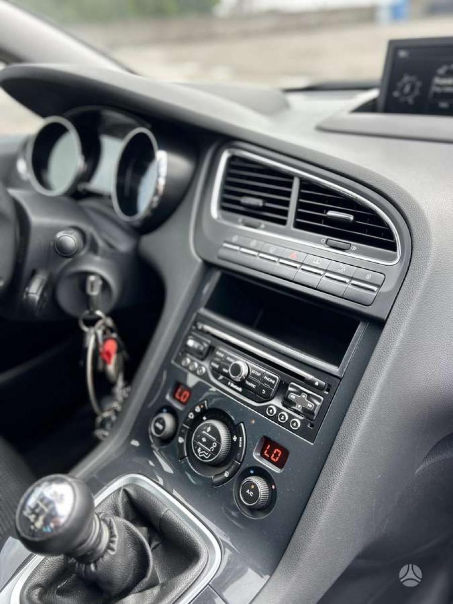 Balts Peugeot 5008 2014 Panevēža, ar dzinēja tilpumu 2.00 L un nobraukumu 324 tūkst. km par 4500 €, foto 16 vietnē AUTOMOTO.COM.LV