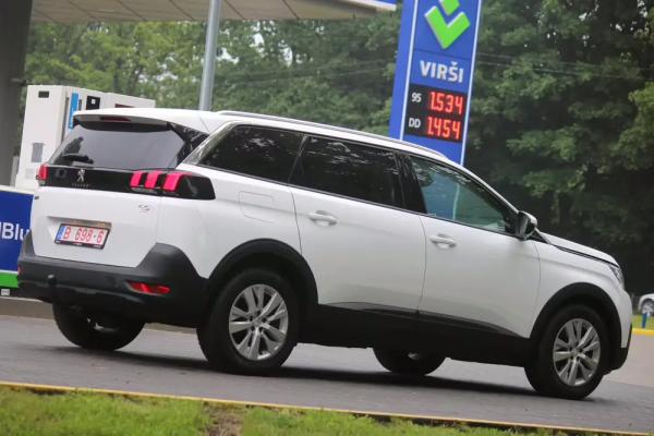 White Peugeot 5008 2018 in Riga, with an engine capacity of 1.50 L and mileage of 163 thousand km for 12690 €, photo 6 on AUTOMOTO.COM.LV