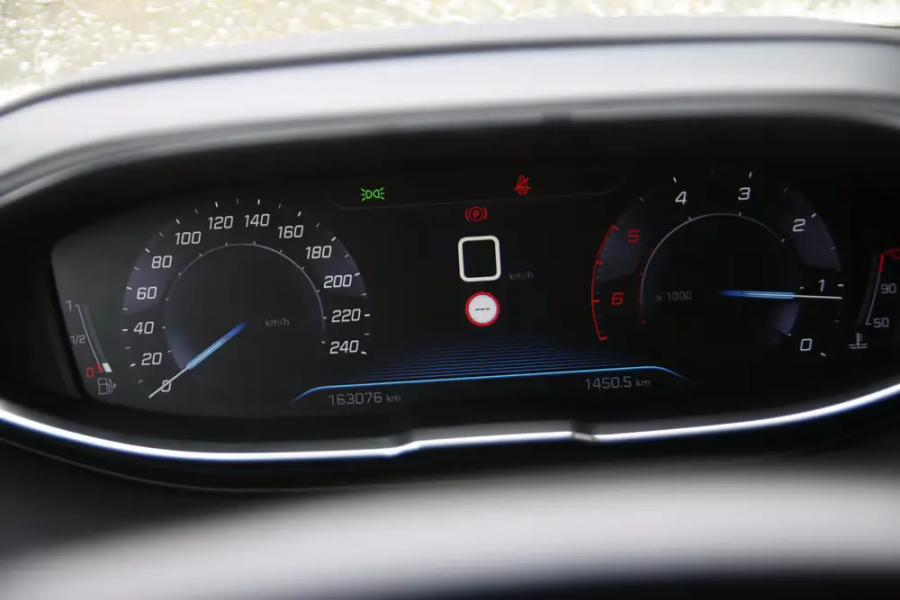 Balts Peugeot 5008 2018 Rīga, ar dzinēja tilpumu 1.50 L un nobraukumu 163 tūkst. km par 12690 €, foto 15 vietnē AUTOMOTO.COM.LV