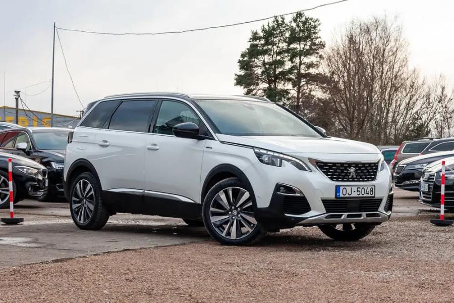 White Peugeot 5008 2018 in Riga, with an engine capacity of 1.60 L and mileage of 203 thousand km for 15995 €, photo 1 on AUTOMOTO.COM.LV