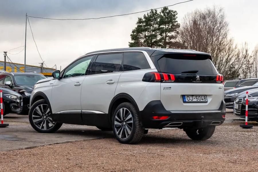 White Peugeot 5008 2018 in Riga, with an engine capacity of 1.60 L and mileage of 203 thousand km for 15995 €, photo 3 on AUTOMOTO.COM.LV