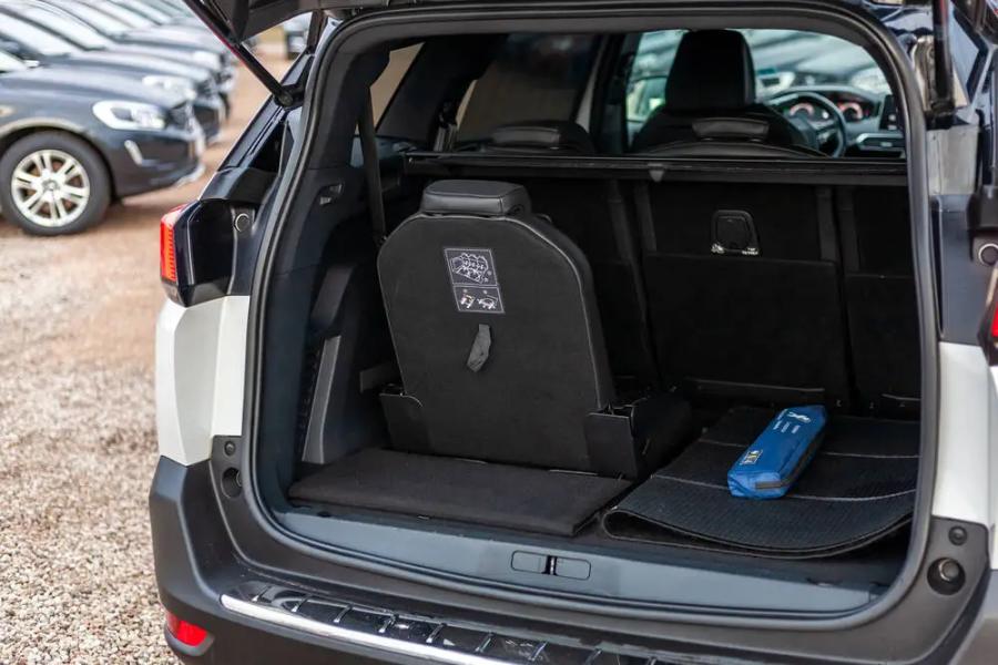 White Peugeot 5008 2018 in Riga, with an engine capacity of 1.60 L and mileage of 203 thousand km for 15995 €, photo 9 on AUTOMOTO.COM.LV