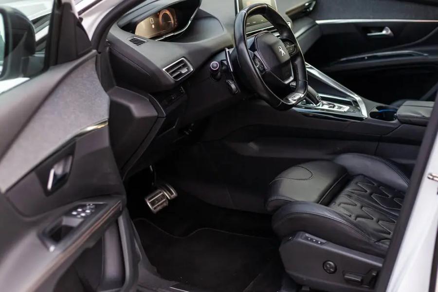 White Peugeot 5008 2018 in Riga, with an engine capacity of 1.60 L and mileage of 203 thousand km for 15995 €, photo 15 on AUTOMOTO.COM.LV