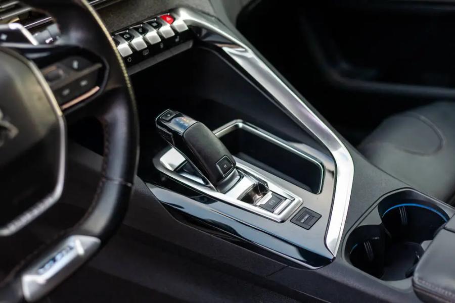 White Peugeot 5008 2018 in Riga, with an engine capacity of 1.60 L and mileage of 203 thousand km for 15995 €, photo 19 on AUTOMOTO.COM.LV