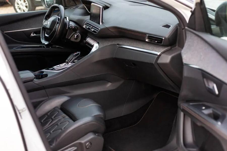 White Peugeot 5008 2018 in Riga, with an engine capacity of 1.60 L and mileage of 203 thousand km for 15995 €, photo 21 on AUTOMOTO.COM.LV