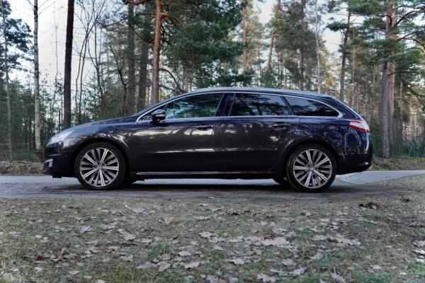 Black Peugeot 508 2012 in Riga, with an engine capacity of 2.20 L and mileage of 333 thousand km for 6250 €, photo 9 on AUTOMOTO.COM.LV