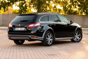 Black Peugeot 508 2016 in Riga, with an engine capacity of 2.00 L and mileage of 241 thousand km for 11990 €, photo 4 on AUTOMOTO.COM.LV