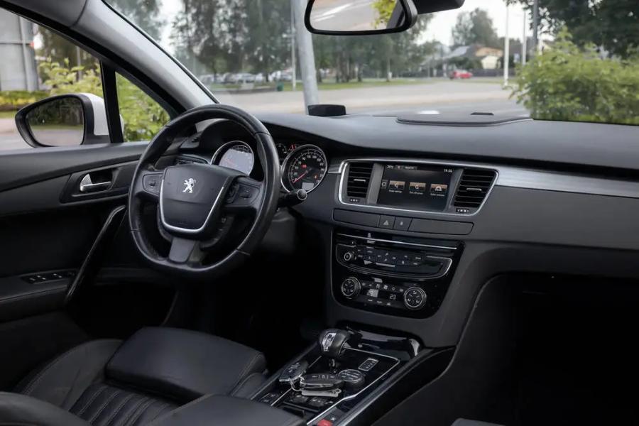White Peugeot 508 2015 in Jelgava, with an engine capacity of 2.00 L and mileage of 245 thousand km for 8490 €, photo 15 on AUTOMOTO.COM.LV