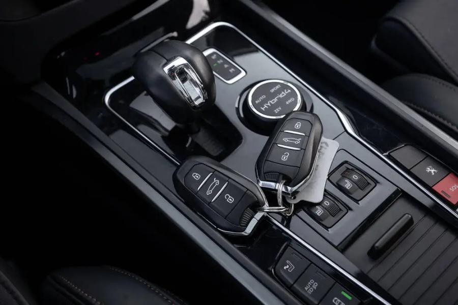 White Peugeot 508 2015 in Jelgava, with an engine capacity of 2.00 L and mileage of 245 thousand km for 8490 €, photo 26 on AUTOMOTO.COM.LV