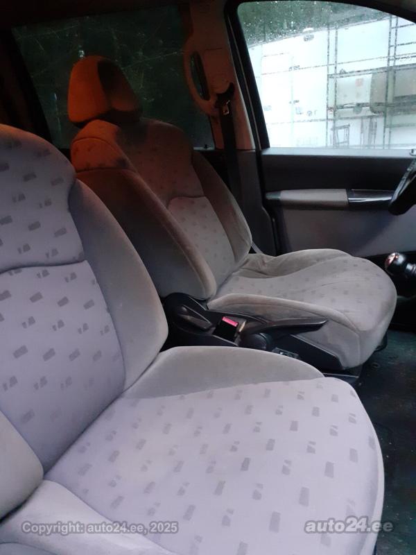 Grey Peugeot 807 2005 in Tallinn, with an engine capacity of 2.00 L and mileage of 390 thousand km for 2222 €, photo 11 on AUTOMOTO.COM.LV