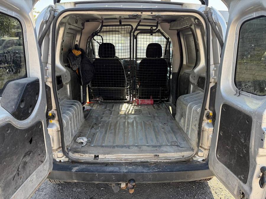 Pelēks Peugeot Bipper 2010 Tallina, ar dzinēja tilpumu 1.40 L un nobraukumu 291 tūkst. km par 599 €, foto 9 vietnē AUTOMOTO.COM.LV