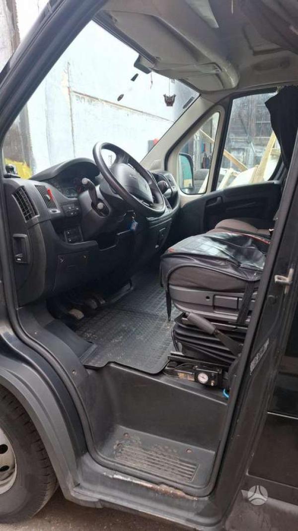 Black Peugeot Boxer 2014 in Kaunas, with an engine capacity of 3.00 L and mileage of 875 thousand km for 6500 €, photo 6 on AUTOMOTO.COM.LV
