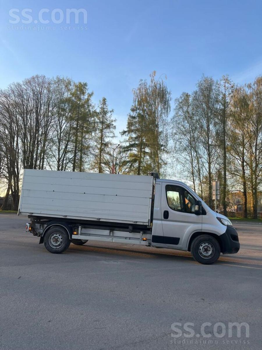 Grey Peugeot Boxer 2018 in Bauska, with an engine capacity of 2.20 L and mileage of 142 thousand km for 15200 €, photo 1 on AUTOMOTO.COM.LV