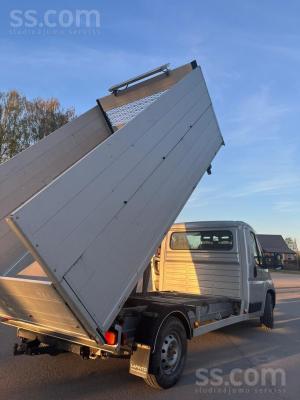 Grey Peugeot Boxer 2018 in Bauska, with an engine capacity of 2.20 L and mileage of 142 thousand km for 15200 €, photo 4 on AUTOMOTO.COM.LV