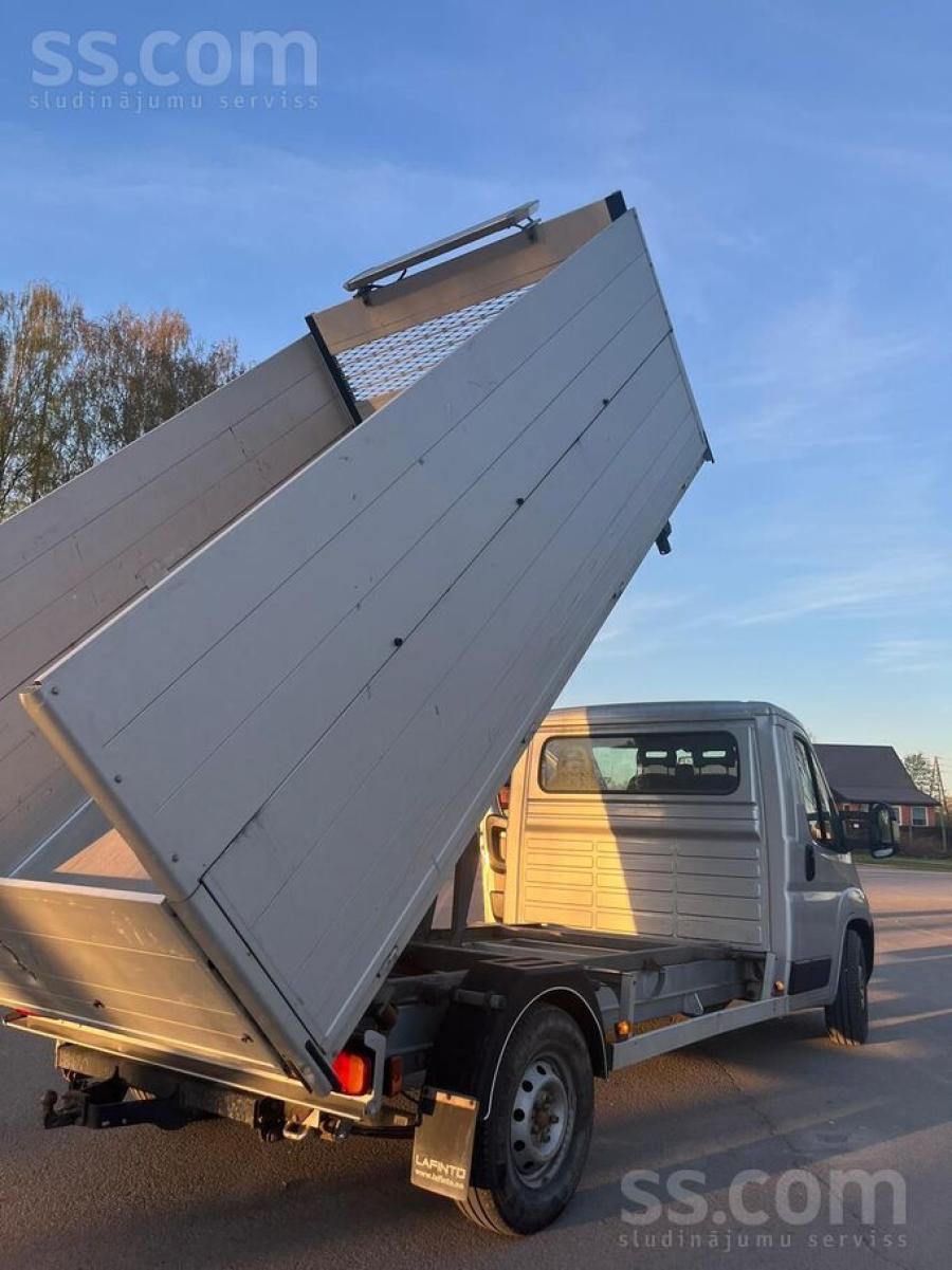 Grey Peugeot Boxer 2018 in Bauska, with an engine capacity of 2.20 L and mileage of 142 thousand km for 15200 €, photo 4 on AUTOMOTO.COM.LV