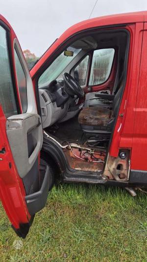 Red Peugeot Boxer 2007 in Klaipeda, with an engine capacity of 2.20 L and mileage of 380 thousand km for 1200 €, photo 3 on AUTOMOTO.COM.LV