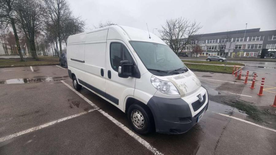White Peugeot Boxer 2011 in Siauliai, with an engine capacity of 2.20 L and mileage of 273 thousand km for 4235 €, photo 1 on AUTOMOTO.COM.LV